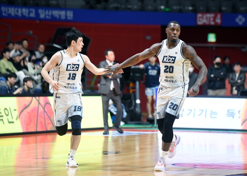 '탐슨 21점·이근휘 17점' KCC, 캐롯 잡고 3연승…6강 굳히기 - 파이낸셜뉴스