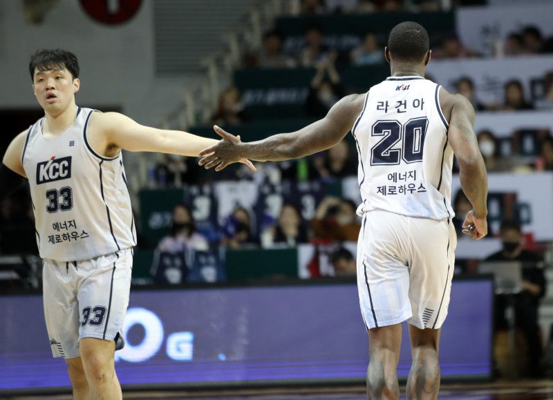 전주 KCC, 고양 캐롯 꺾고 6강 PO 진출 청신호 - 파이낸셜뉴스