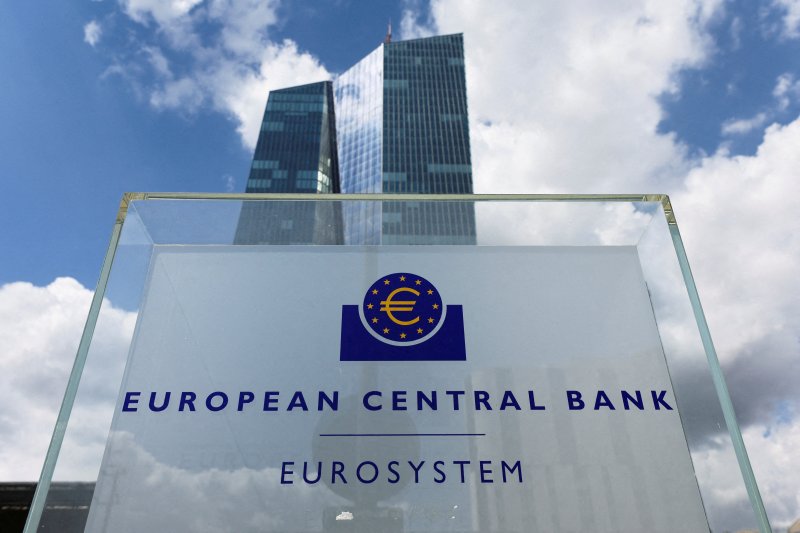 ECB, CS發 우려에도 '빅스텝'…"인플레 너무 높아"(상보) - 파이낸셜뉴스