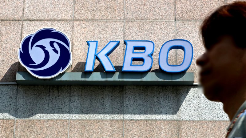 KBO 간부 대상 압수수색…개막 하루 앞둔 프로야구, 초상집 분위기 - 파이낸셜뉴스