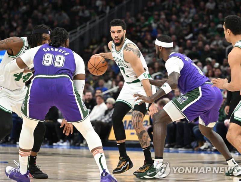 테이텀 40점 맹폭…NBA 보스턴, 동부 1·2위 대전서 밀워키 대파 - 파이낸셜뉴스