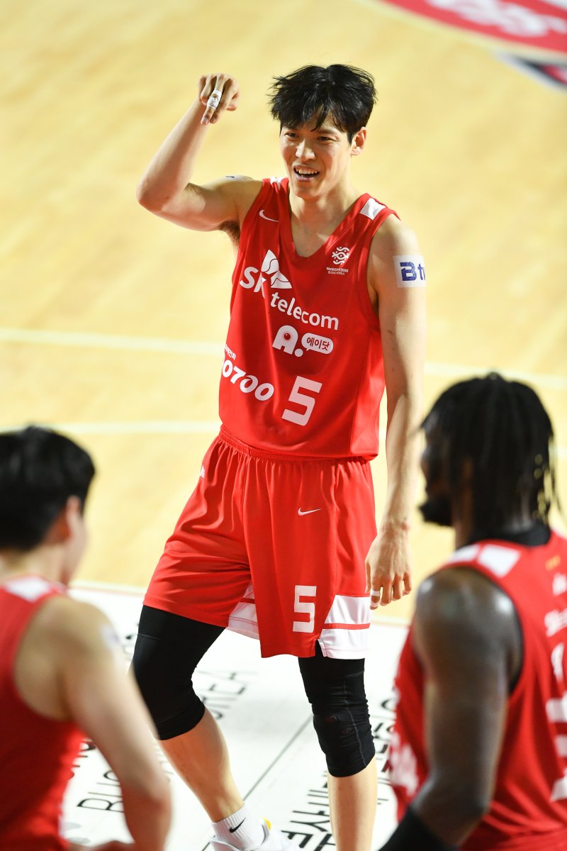 '워니+김선형 더블더블' SK, KCC 꺾고 6강 PO 기선제압 - 파이낸셜뉴스