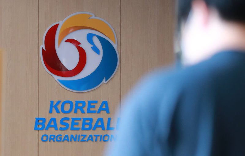 KBO, KT-롯데전 '규칙 오적용' 심판 무기한 2군 강등…벌금도 부과 - 파이낸셜뉴스