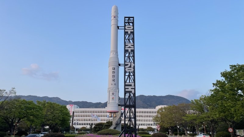 "우주강국" 경남도청 정문에 누리호 모형 우뚝 - 파이낸셜뉴스