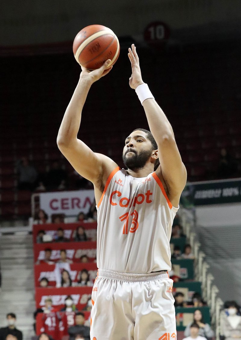 '이정현 32점' 캐롯, KGC인삼공사에 반격…4강 PO 1승1패 - 파이낸셜뉴스