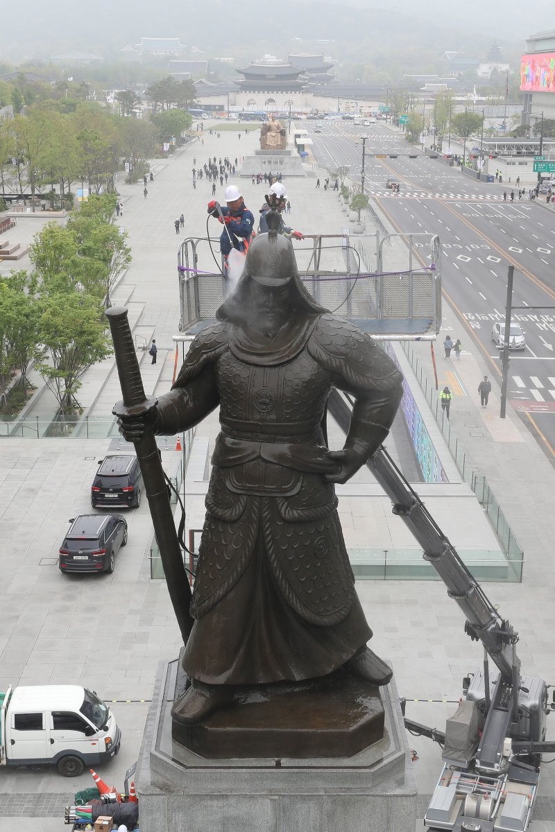 시원하구나 샤워하는 이순신 장군 동상 [뉴시스pic] 파이낸셜뉴스