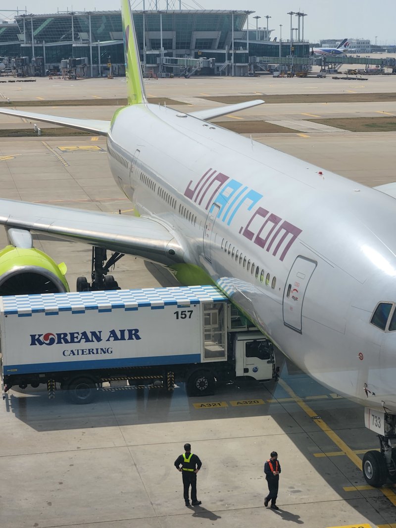인천공항서 여객기와 기내식 운반차 '쾅'…"승객 322명 모두 내린 뒤 사고" - 파이낸셜뉴스