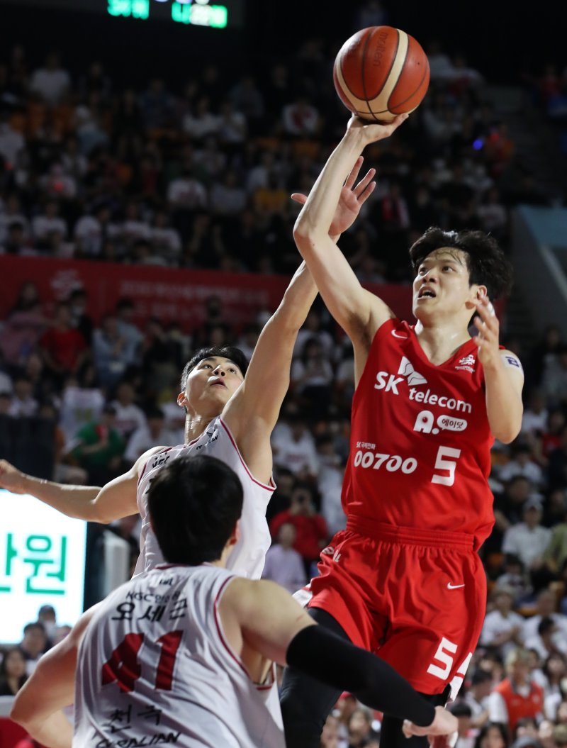 '김선형+워니 51점 합작' SK, 챔프 4차전서 KGC 제압…2승2패 원점 - 파이낸셜뉴스