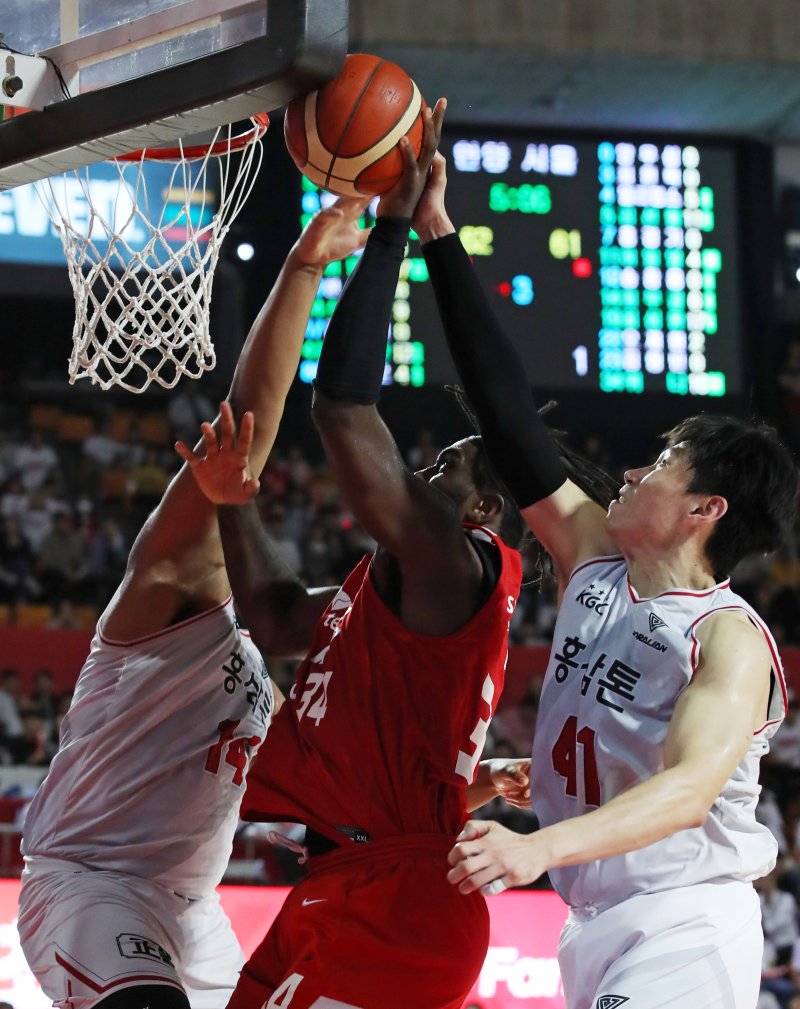 '김선형+워니 51점 합작' SK, 챔프 4차전서 KGC 제압…2승2패 원점 - 파이낸셜뉴스