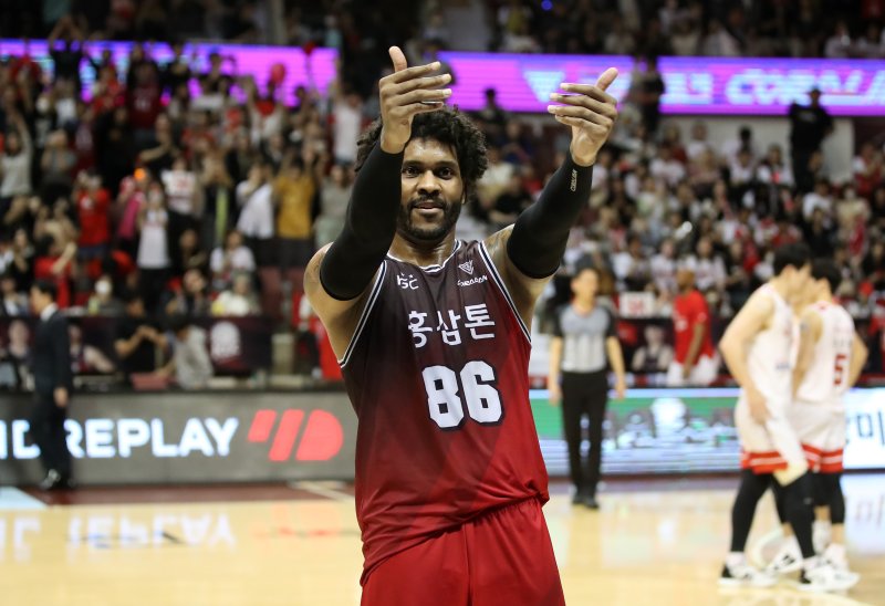 믿기 힘든 역전 드라마…KGC 극장엔 '게임 체인저' 먼로가 있었다 - 파이낸셜뉴스