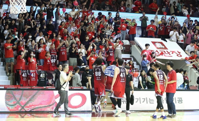 믿기 힘든 역전 드라마…KGC 극장엔 '게임 체인저' 먼로가 있었다 - 파이낸셜뉴스