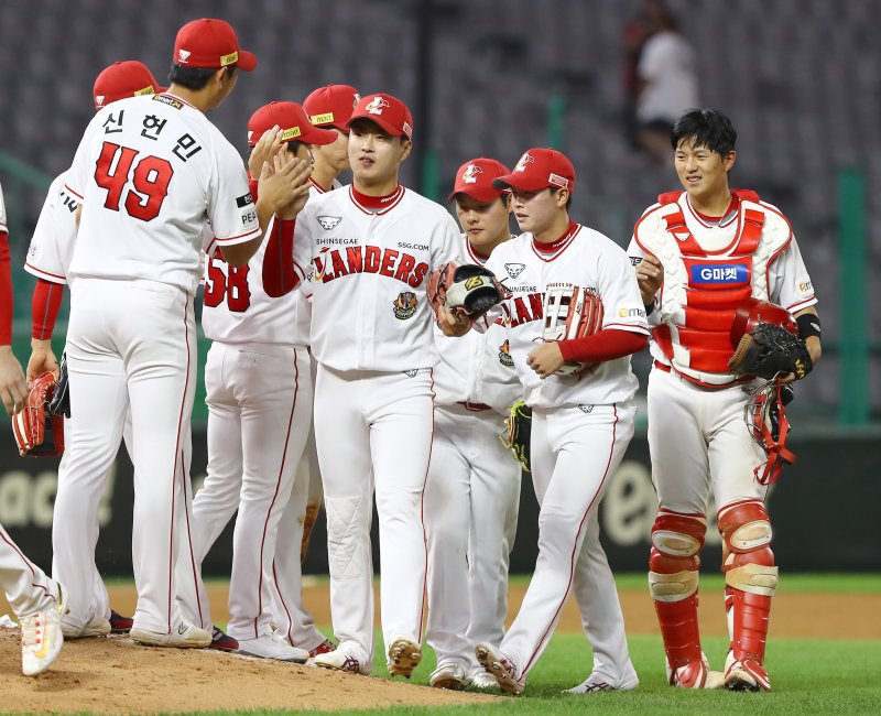 SSG, 문동주 내세운 한화의 4연승 저지…롯데, KT 제압(종합) - 파이낸셜뉴스
