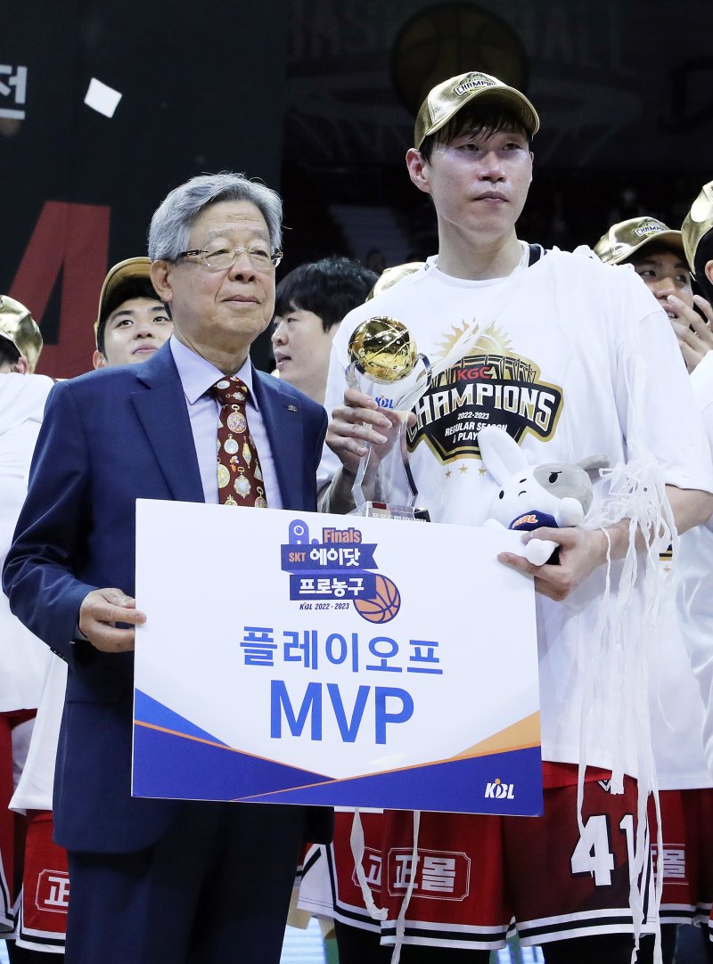 FA 오세근, KGC 떠나 SK 이적…'중앙대 동기' 김선형과 한솥밥 - 파이낸셜뉴스