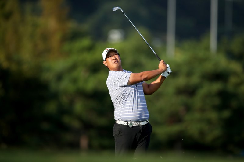 백석현, SK텔레콤 오픈 2R 선두…최경주, 20번째 컷 통과(종합) - 파이낸셜뉴스