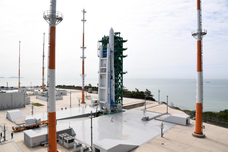 [속보]누리호, 발사대 기립 장치 철수 시작…발사 약 1시간 전 - 파이낸셜뉴스