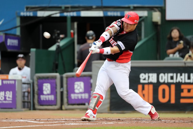 KIA 최형우, 이승엽 감독 넘어 KBO 역대 최초 1500타점 달성... 역전 투런 홈런 작렬 - 파이낸셜뉴스