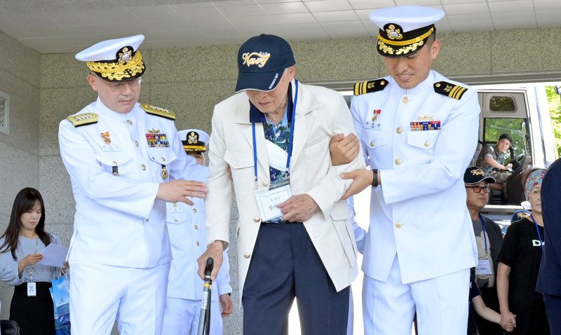 해군 6·25참전용사 서훈식 '무공훈장' 70년 만에 주인 품으로 - 파이낸셜뉴스