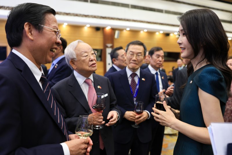 초록색 아오자이 입은 김건희 여사 韓영부인으로는 처음 감사 파이낸셜뉴스