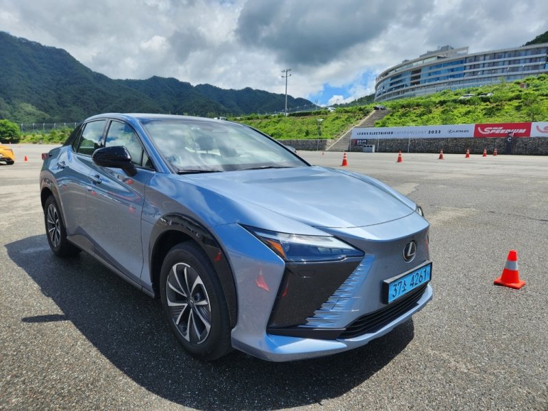 [시승기] 렉서스 RZ450e…안정감은 렉서스 그대로, 주행거리는 '글쎄' - 파이낸셜뉴스