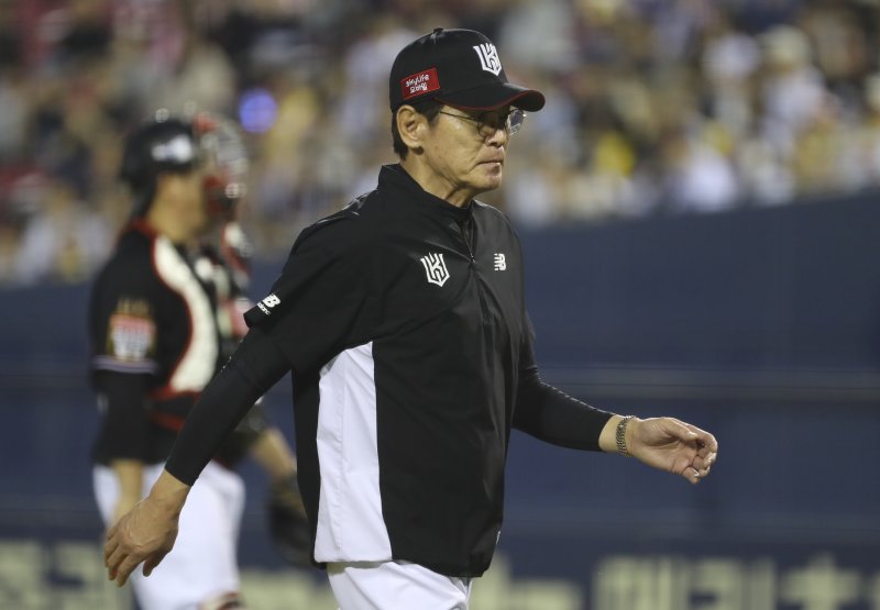 선수단 철수 지시로 경고받은 이강철 감독 "인정해야" - 파이낸셜뉴스