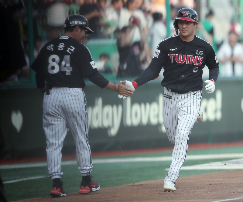 '3홈런 18안타' LG, SSG에 14-0 완승…일주일 만에 선두 탈환 - 파이낸셜뉴스