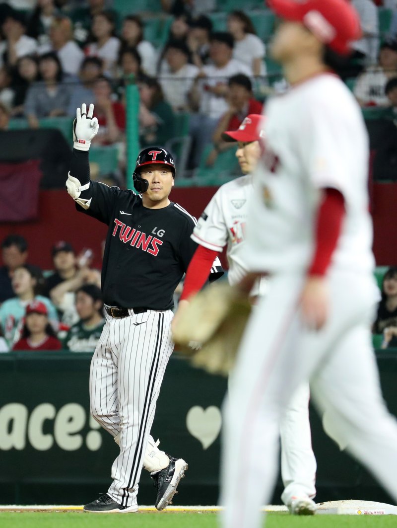 5점 차 뒤집은 LG, 연이틀 SSG 제압…한화는 1371일 만에 6연승(종합) - 파이낸셜뉴스