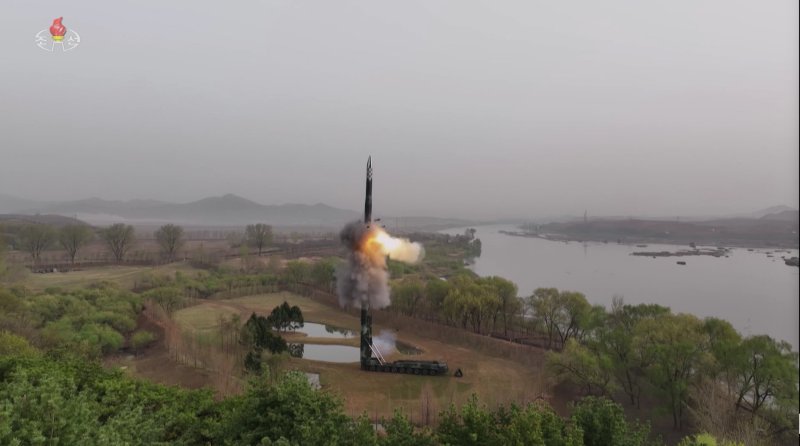 북, ICBM 추정 미사일 발사…합참 "1000km 비행 후 동해 탄착" - 파이낸셜뉴스