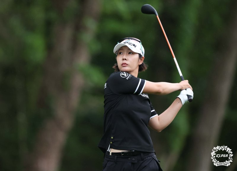 5타 줄인 박지영, KLPGA 에버콜라겐·더시에나 퀸즈크라운 2R 선두 - 파이낸셜뉴스