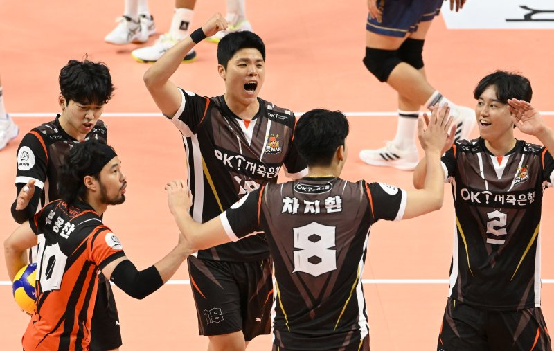 OK금융, 우리카드 잡고 KOVO컵 4강 진출…대한항공은 3전 전승(종합) - 파이낸셜뉴스