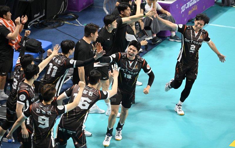 OK금융그룹, 결승전서 삼성화재 3-1 제압…창단 첫 KOVO컵 우승 - 파이낸셜뉴스