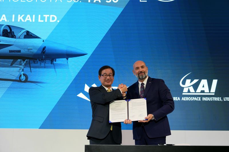 두다 폴란드 대통령, KAI 부스 찾아 "FA-50 빠른 납품에 매우 만족" - 파이낸셜뉴스