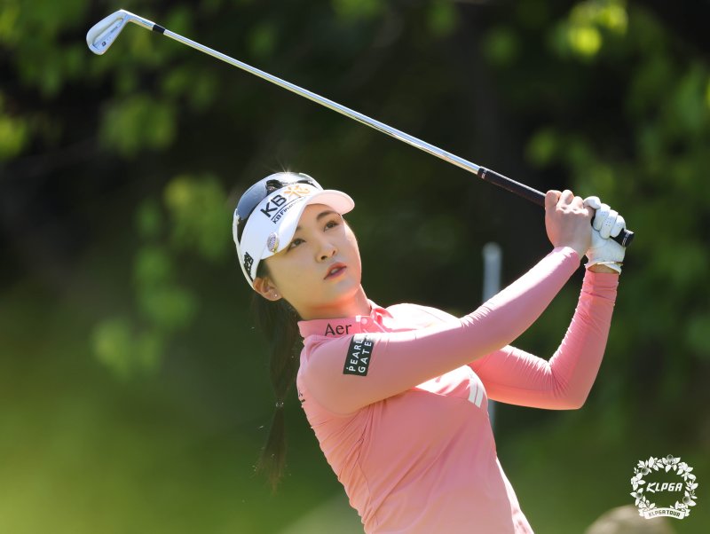 이가영, KLPGA '메이저' KB 금융 3R 선두…이예원 한 타차 추격 - 파이낸셜뉴스