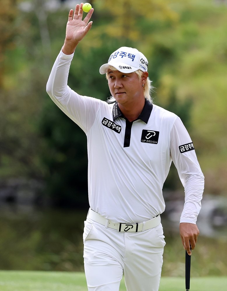 '쇼맨' 허인회, 통산 5승 도전…iMBank 오픈 3R 공동선두 - 파이낸셜뉴스