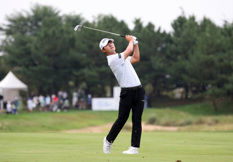 '4승 도전' 고군택, KPGA iMBank 오픈 3R서 2타 차 공동 4위 - 파이낸셜뉴스