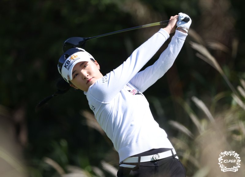 '상금 1위' 이예원, KLPGA 투어 하이트진로 챔피언십 2R 선두 도약 - 파이낸셜뉴스