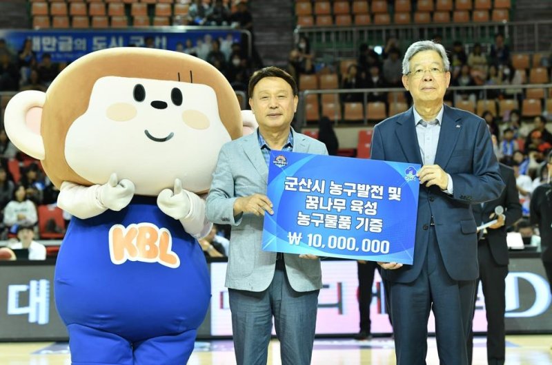 KBL, 컵대회 열리는 군산시에 감사패…꿈나무에겐 농구용품 전달 - 파이낸셜뉴스