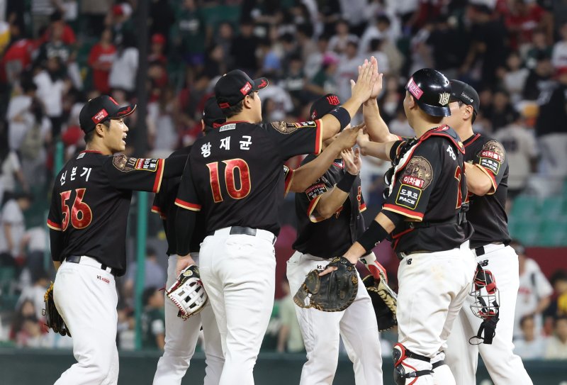 꼴찌에서 2위까지…마법 같았던 KT의 2023시즌 - 파이낸셜뉴스