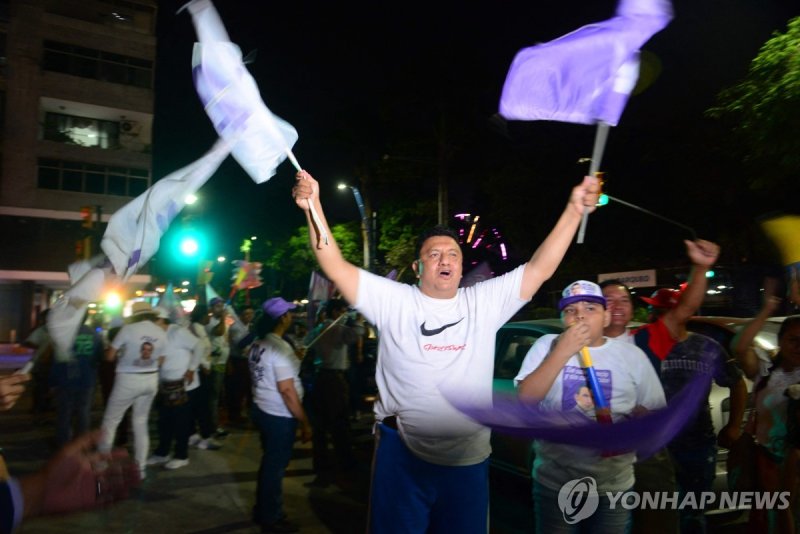 에콰도르 대선 보궐서 35세 중도우파 당선…"최연소 대통령"(종합) - 파이낸셜뉴스