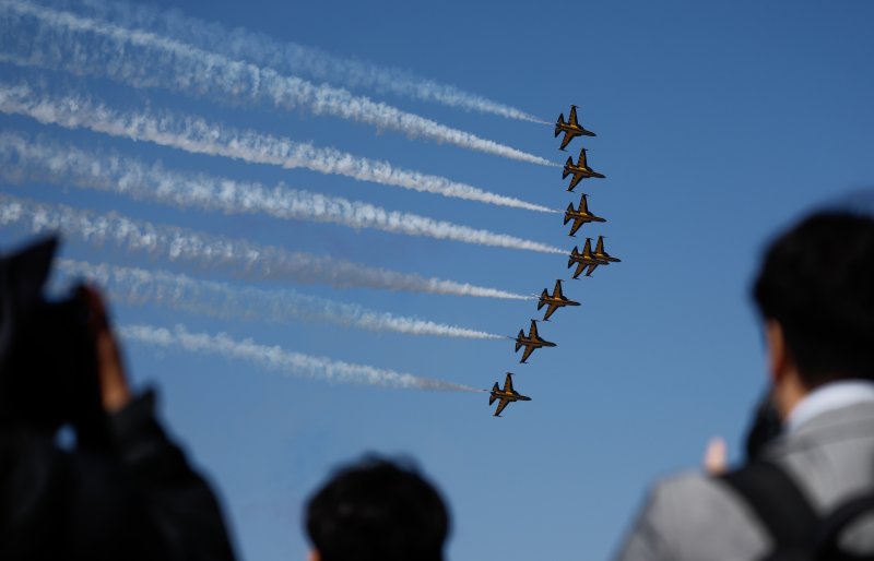 [뉴스1 PICK]美 '핵무기 탑재' B-52 폭격기, 서울 ADEX 개막식 참가… 서울 상공 비행 - 파이낸셜뉴스