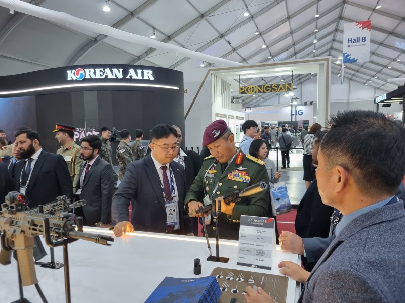 "한국 무기 보러 날아왔습니다"…ADEX 채운 외국 VIP들 '엄지척' - 파이낸셜뉴스