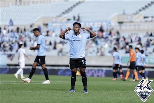 K리그2 천안, 성남 3-1 잡고 탈꼴찌…파울리뇨 2G 1A '원맨쇼'(종합) - 파이낸셜뉴스