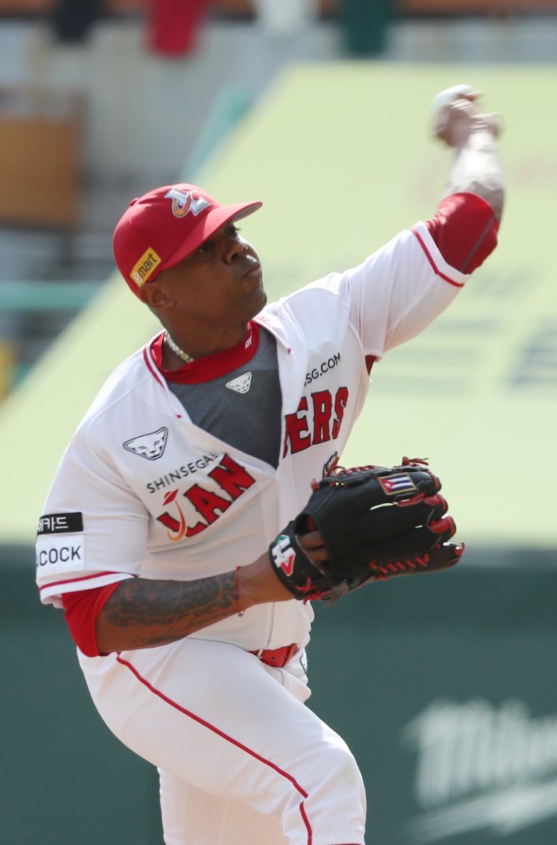 '아! 김성욱' SSG 엘리아스, 홈런 한방에 울었다…8이닝 2실점[준PO] - 파이낸셜뉴스