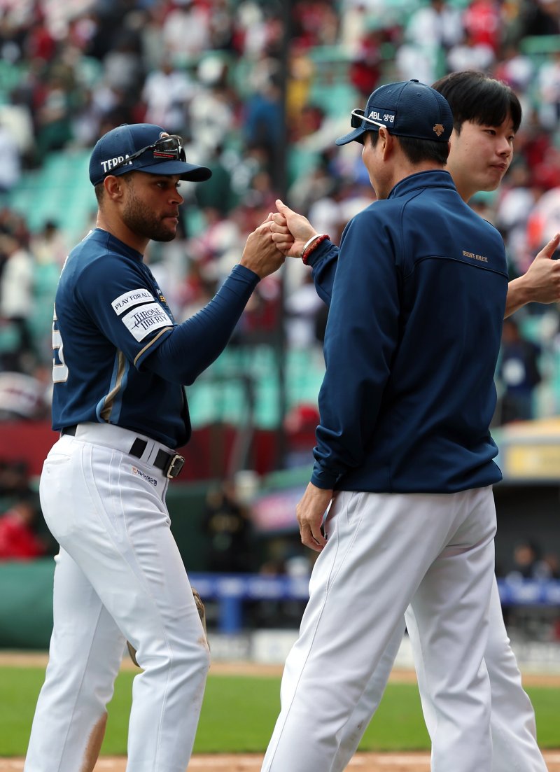 '2연승' 강인권 NC 감독 "8회 3득점 결정적…투수들도 잘 막아줘"[준PO2] - 파이낸셜뉴스