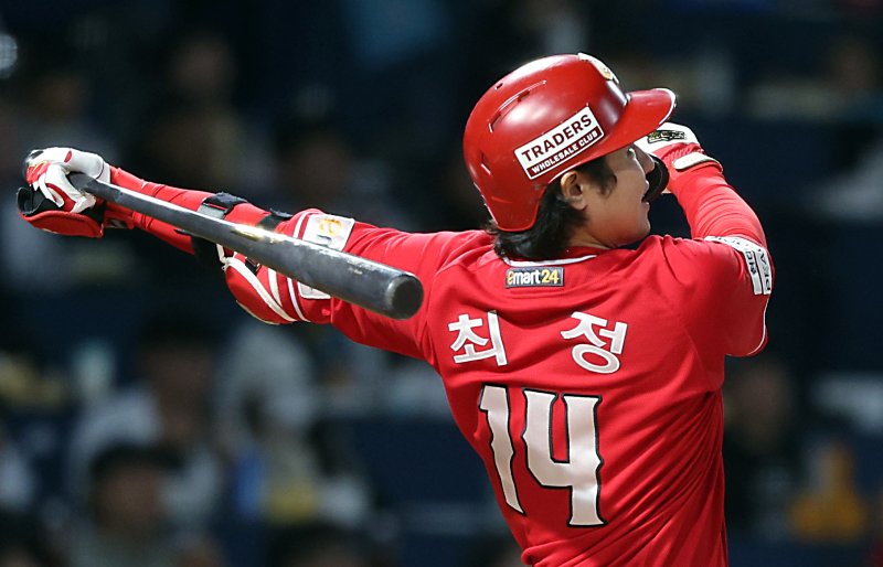 '드디어 터졌다' SSG 최정, 태너 상대 역전 만루포 작렬[준PO3] - 파이낸셜뉴스