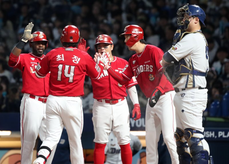 '드디어 터졌다' SSG 최정, 태너 상대 역전 만루포 작렬[준PO3] - 파이낸셜뉴스