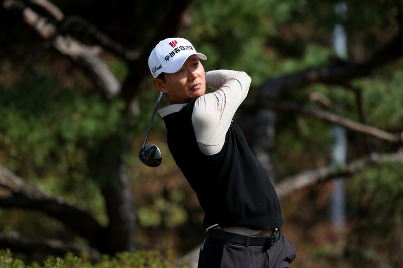 엄재웅, KPGA 부산오픈 3R 1위 도약…통산 2승 보인다(종합) - 파이낸셜뉴스