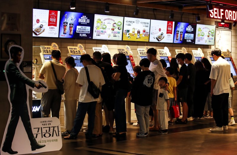 "상승세 계속 간다"…CGV 3분기 매출·영업익 모두 상승 - 헉스