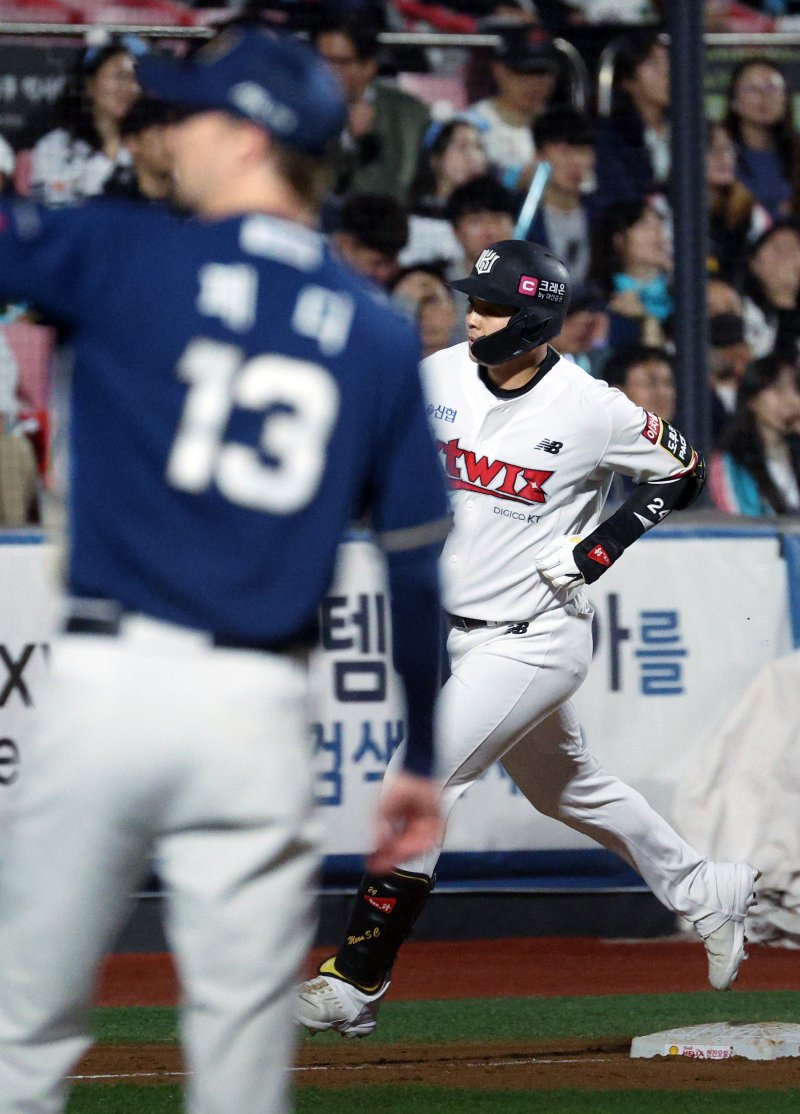 KT 문상철, NC 페디 상대로 추격의 솔로 홈런…1-4로 따라붙어[PO1] - 파이낸셜뉴스