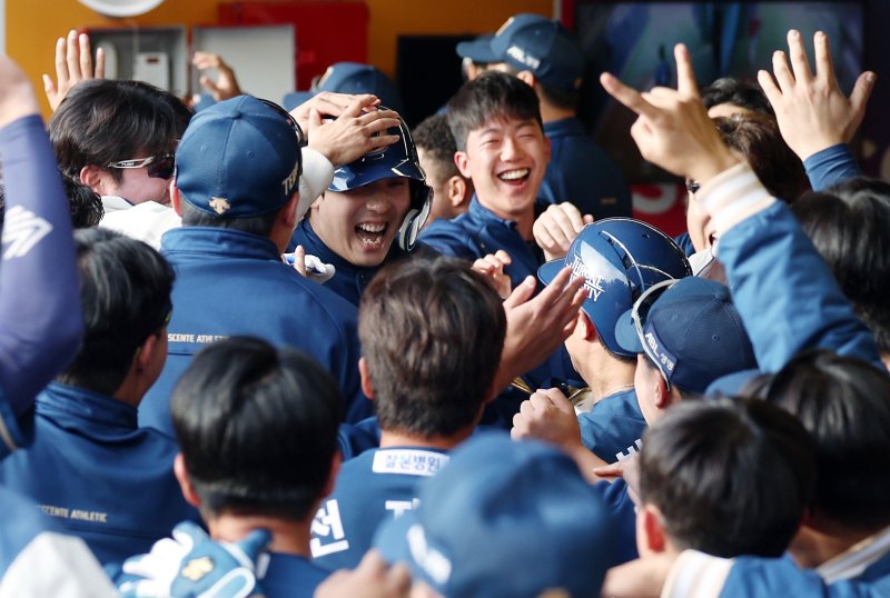 매 경기 깜짝 홈런…'홈런 군단' NC, 누가 칠지 몰라 더 무섭다[PO1] - 파이낸셜뉴스