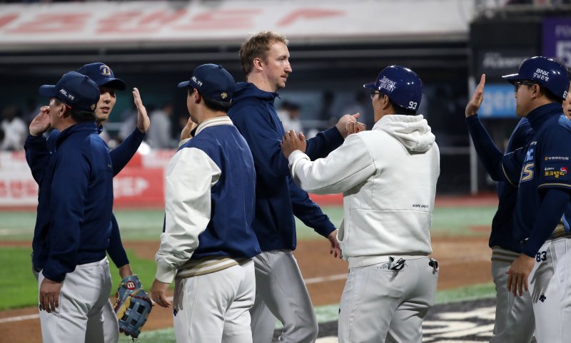 NC 페디, PO 12K 신기록 위력투…KT 꺾고 기선 제압[뉴시스Pic] - 파이낸셜뉴스